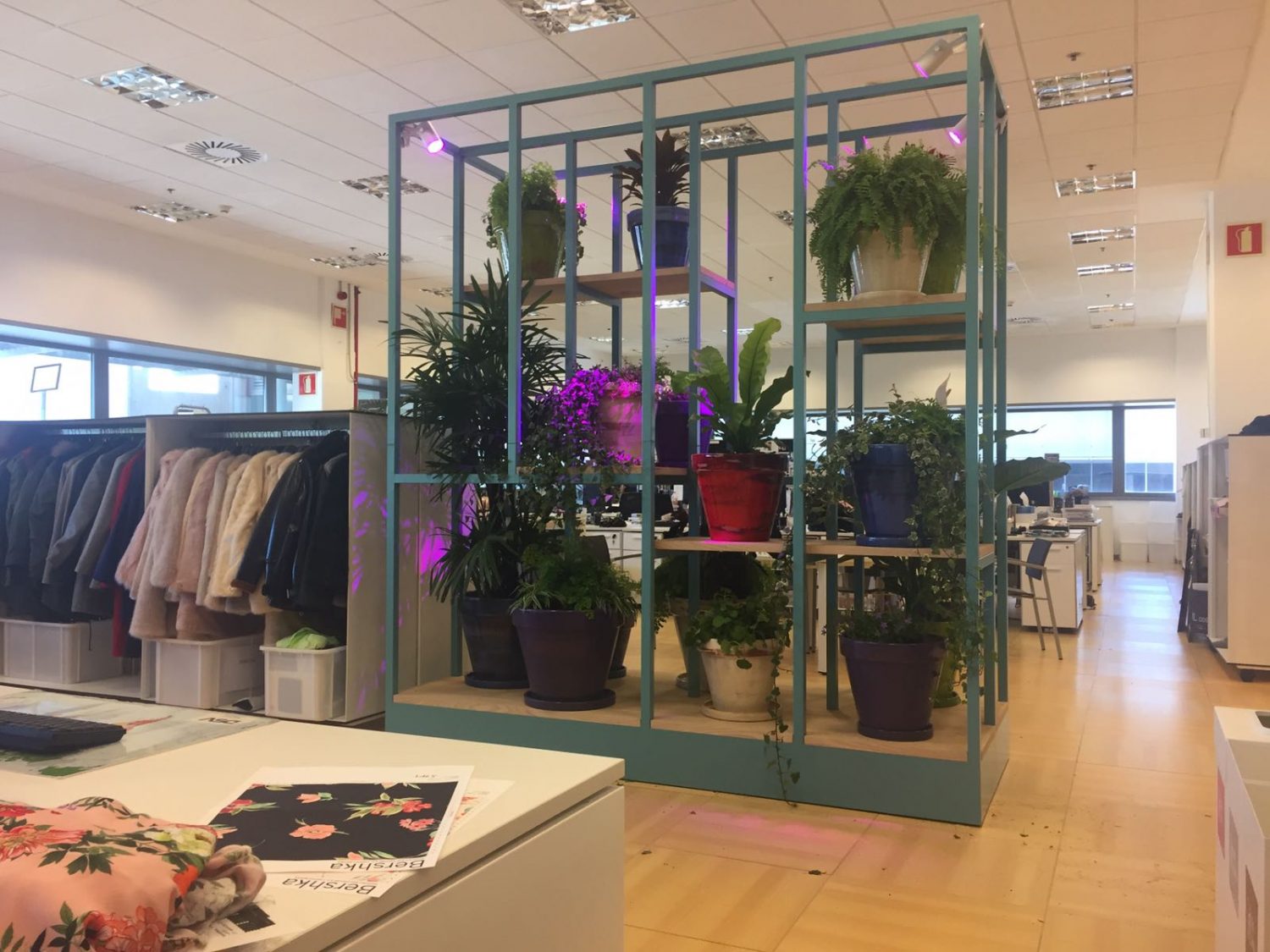 Fabricació de 15 stands per botigas de la cadena Inditex – Figueras i fills